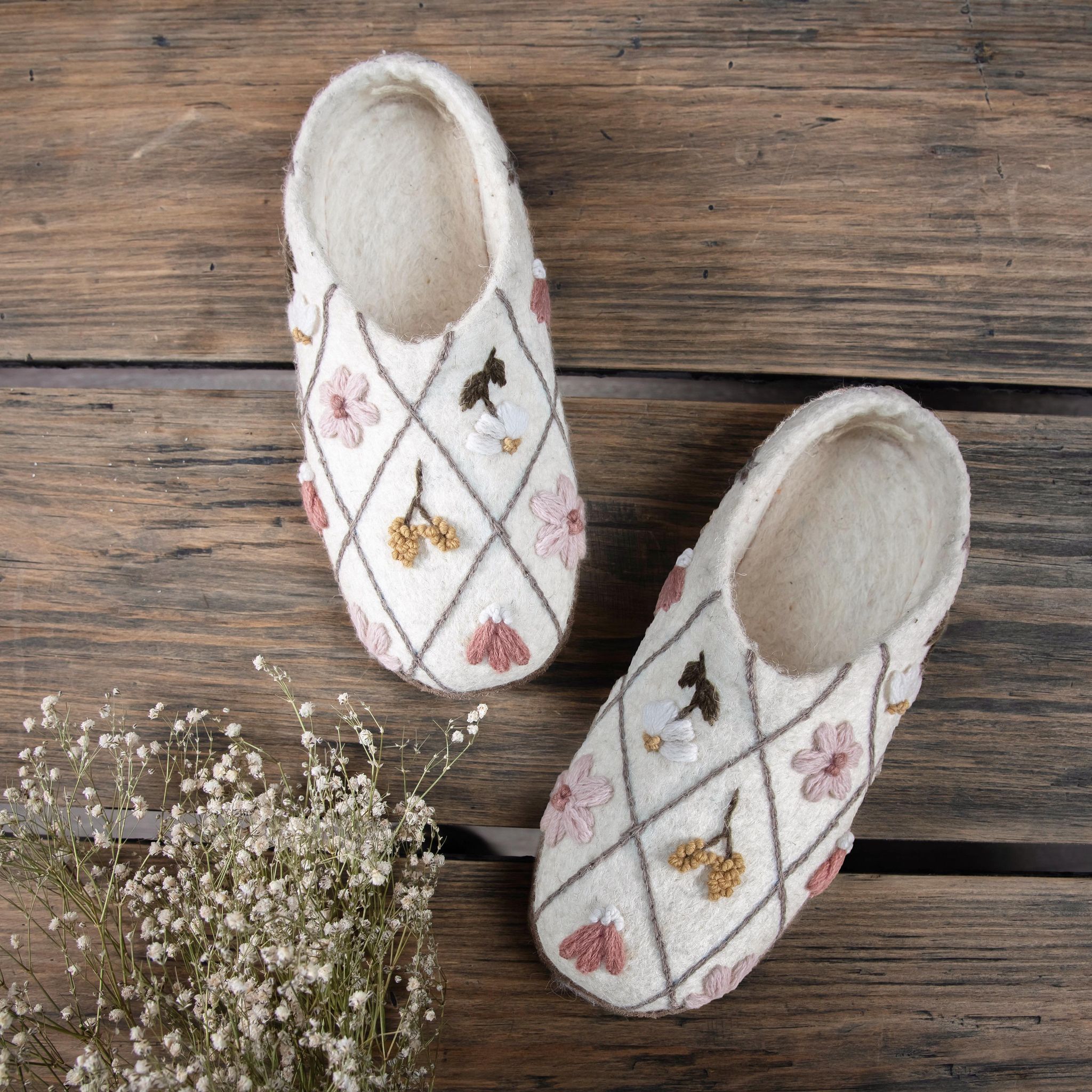 Embroidered Blooms slippers (Women) - Cream